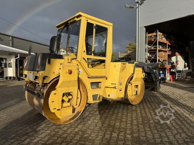 Kompaktor
Bomag BW144 AD-2 mit Splittstreuer BS180