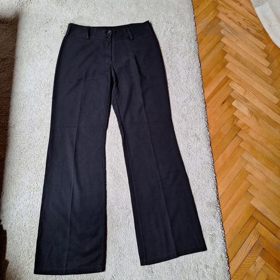 Crne poslovne pantalone odgovara 40