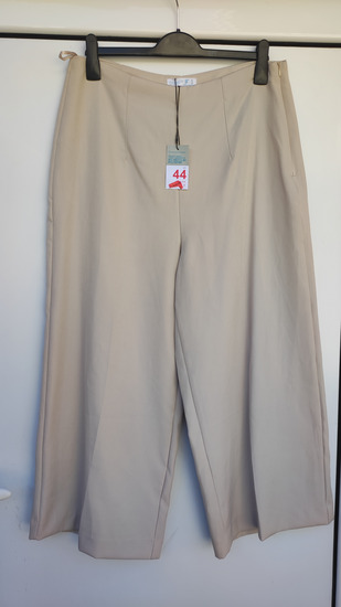 Nove pantalone 44 veličina