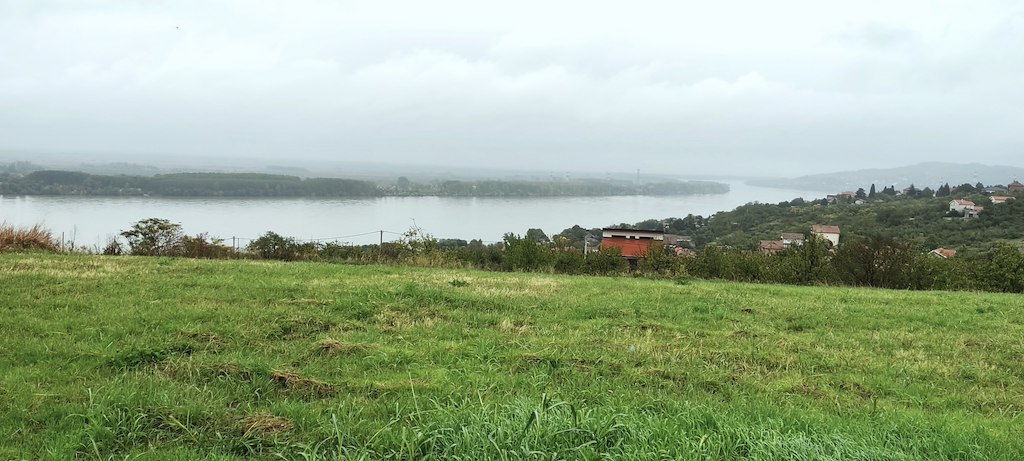 Vinča, Vinogradi, kuća na 10a, sa pogledom na Dunav ..