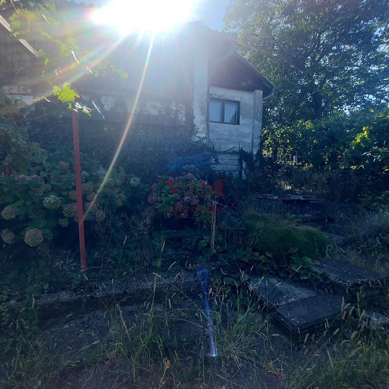 Sremska Kamenica - Popovica, vikendica sa puno zelenila na asfaltnom putu