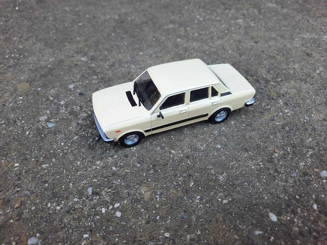 Legendarni Automobili - Fiat 132 (bež boja)