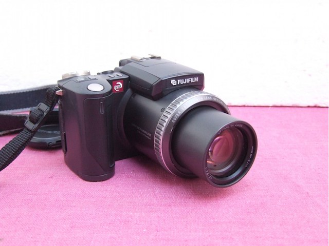 FujiFilm FinePix 6900Z digitalna kamera + GARANCIJA!