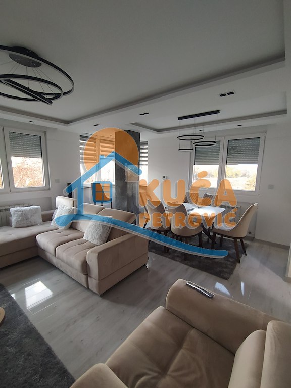 Trosoban stan, 85 m2, Centar, Strahinjića Bana ID: i-09833