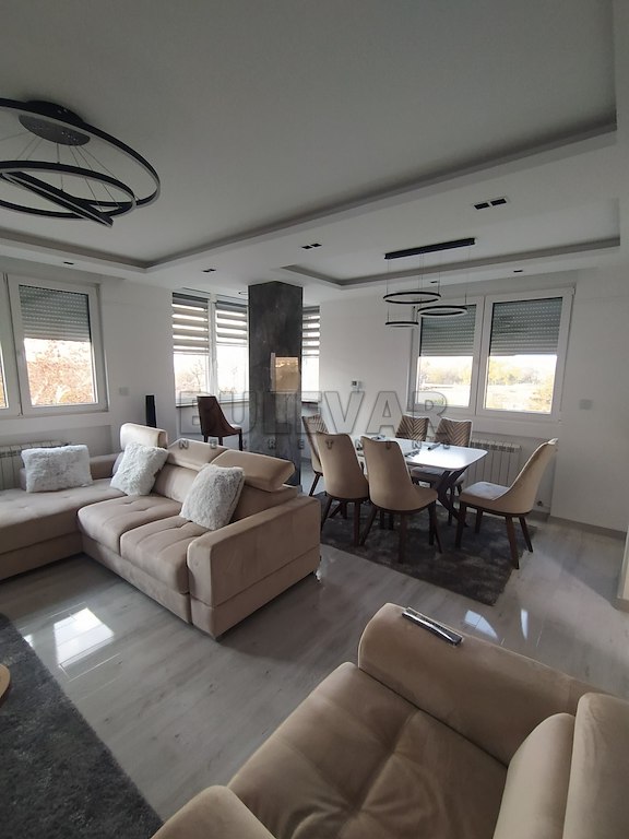 Trosoban stan, 85 m2, Centar, Strahinjića Bana ID: i-09833