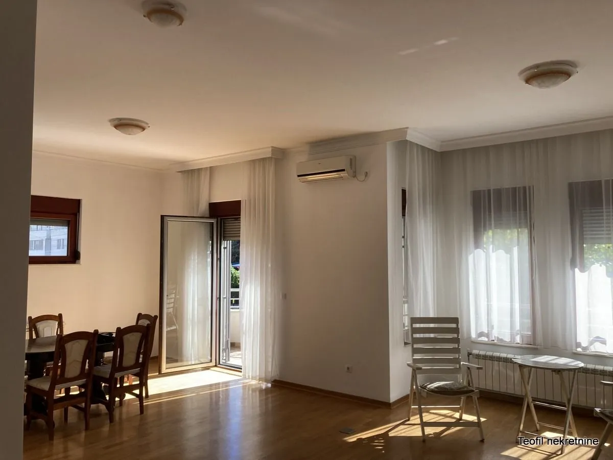 Izdavanje, trosoban stan, 120m2, Savski Venac, Beograd