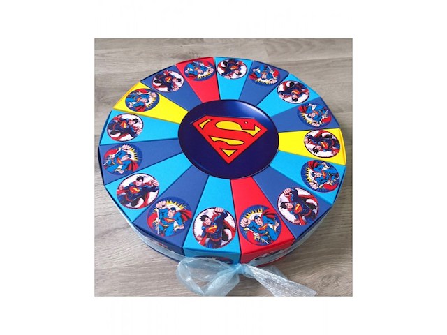 Supermen torta od kartona