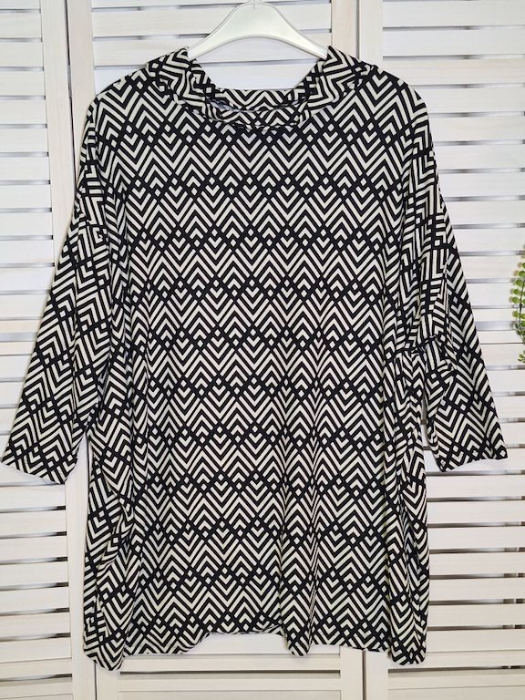 EXTRA PLUS SIZE BLUZA (ŠIRINA PREKO GRUDI 82 CM) – B&W GEOMETRIJSKA