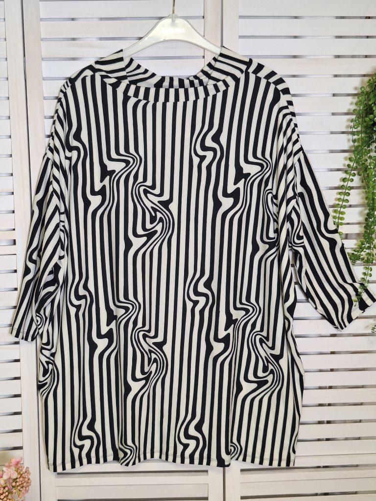 EXTRA PLUS SIZE BLUZA (ŠIRINA PREKO GRUDI 82 CM) – B&W ŠTRAFTE