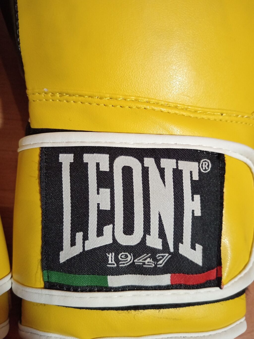 *Шортс марке " Leone " ( XL ) * Рукавице " Leone " 10oz * Штитиници за