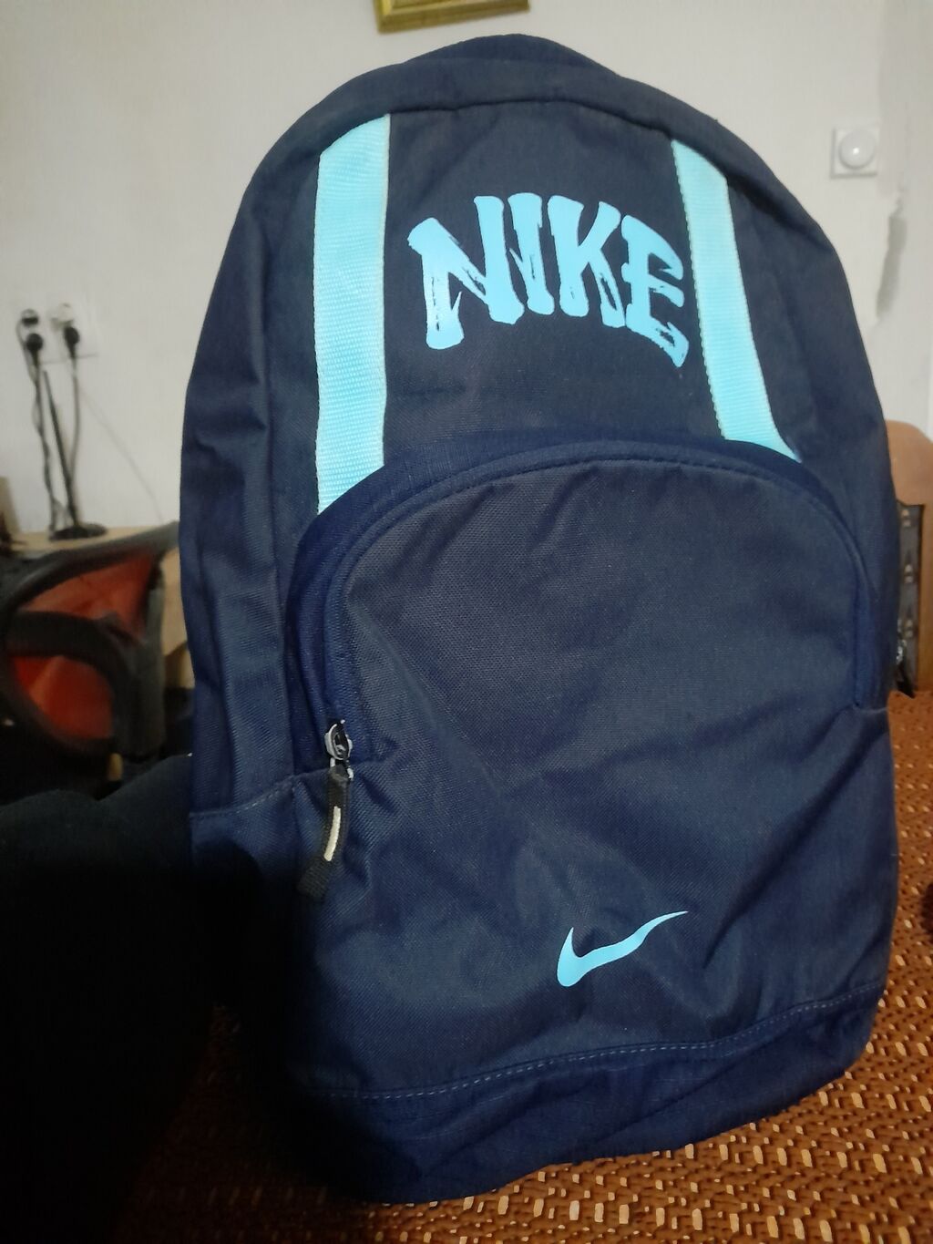 Nike ranac.Unutra malo pocepan na dva mesta ali se spolja ne vidi