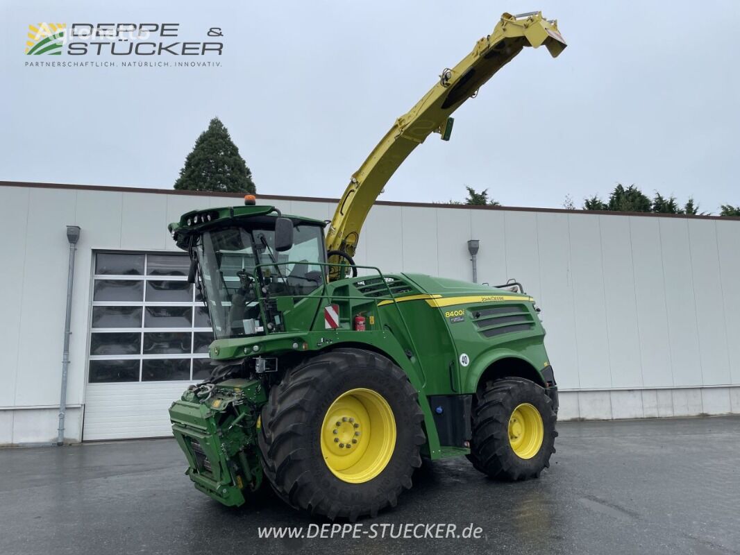 John Deere 8400i mit Kemper 375 krmni kombajn