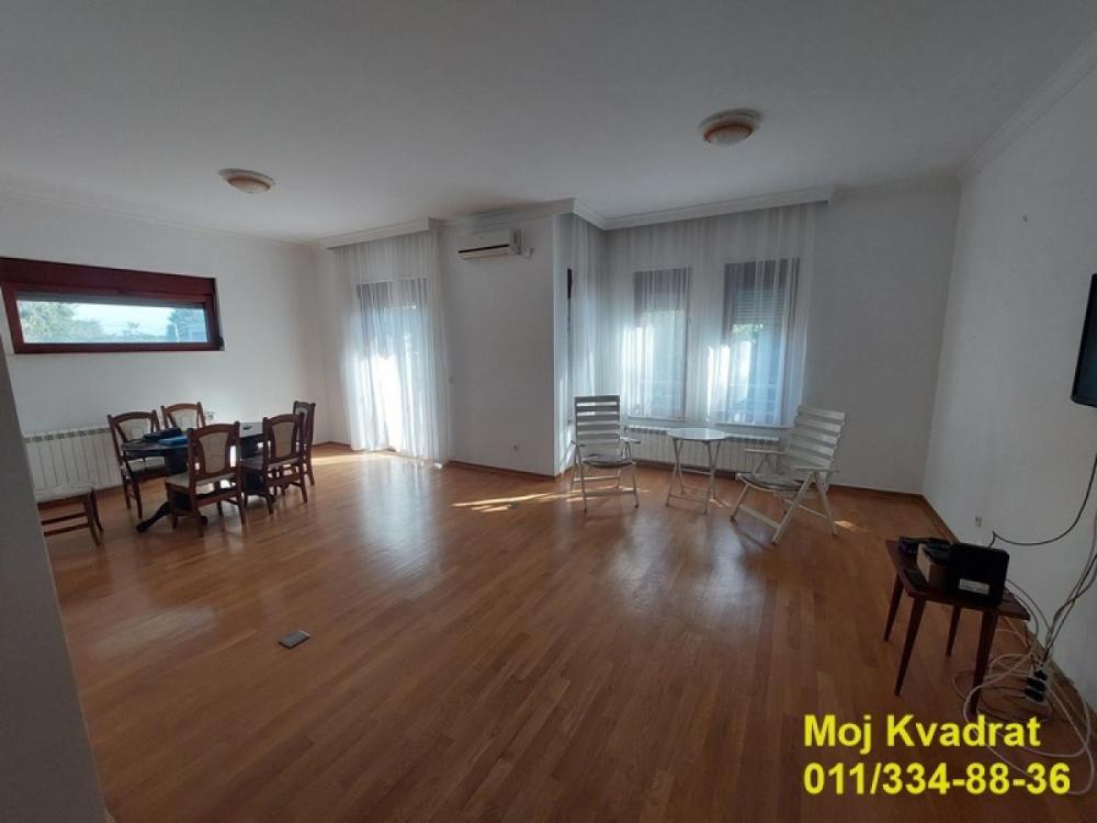 Trosoban stan za izdavanje, 120m2, 1.200€