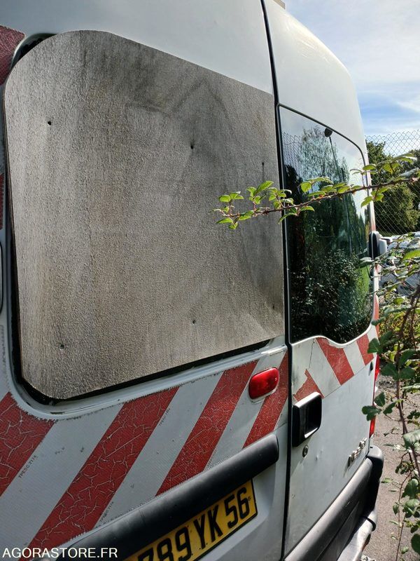 Prodaje se Renault Master minibus furgon na aukciji