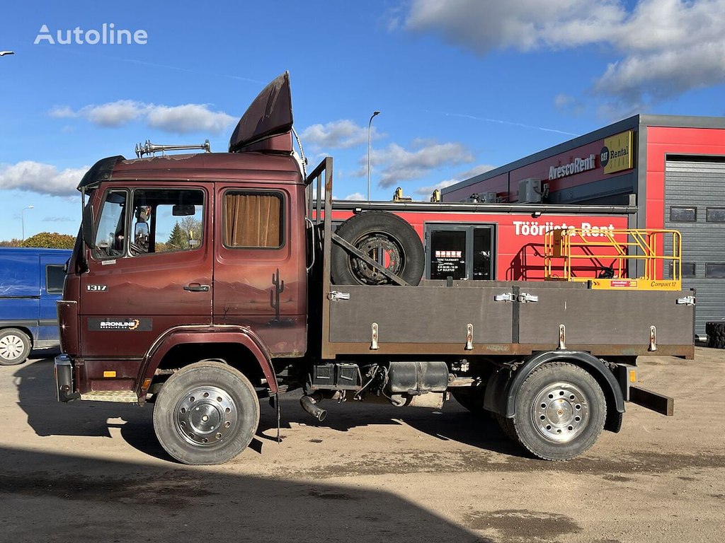 Prodaje se Mercedes-Benz 1317L kamion s ravnom platformom na aukciji