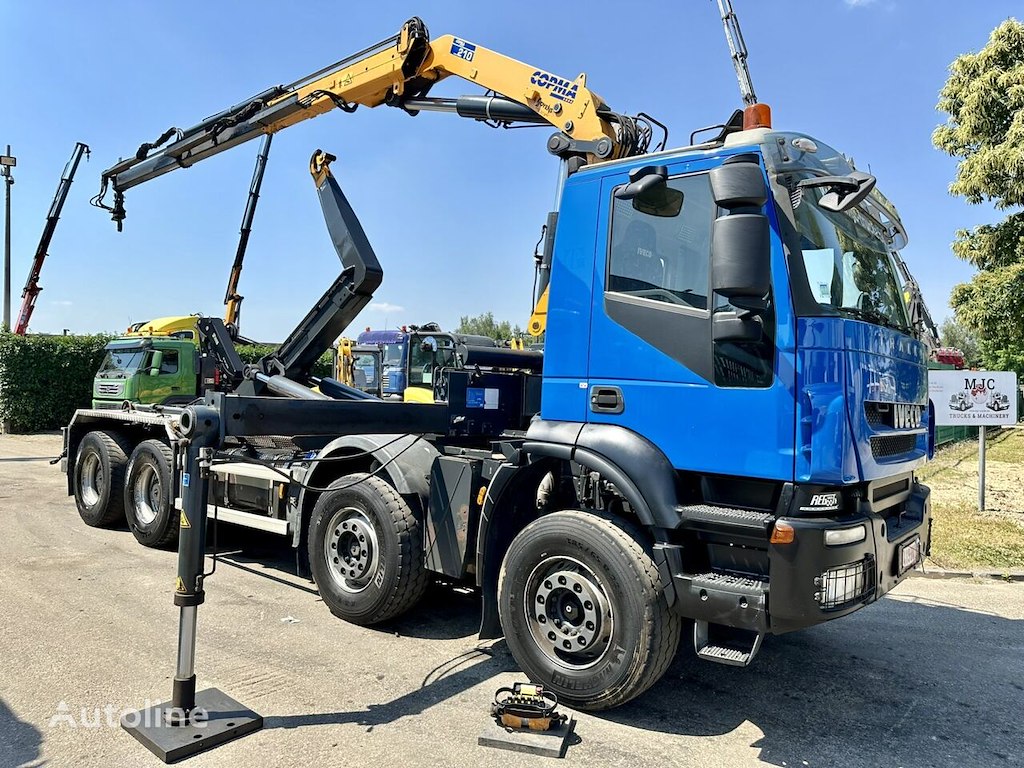 IVECO Trakker 450 8x4 HOOKLIFT + CRANE COPMA 210.2 - 5/6 F - RETARDER kamion rol kiper