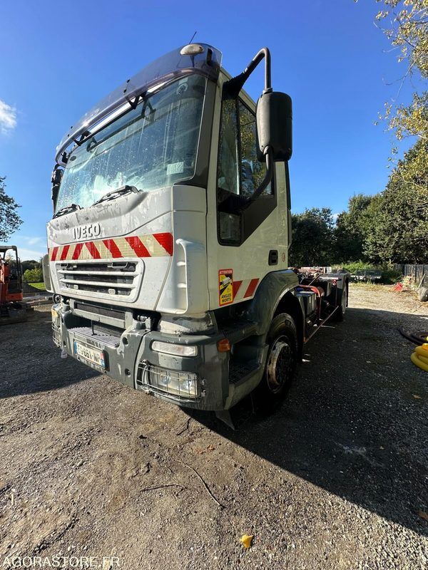 Prodaje se IVECO 190E27 rol kiper sa kukom na aukciji