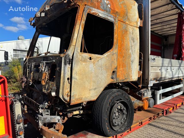 Renault Renault D WIDE 280 kamion s ceradom nakon udesa