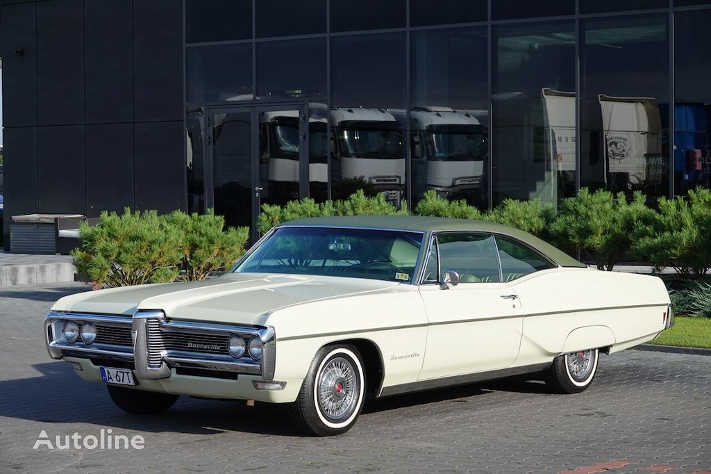 Pontiac Bonneville sedan