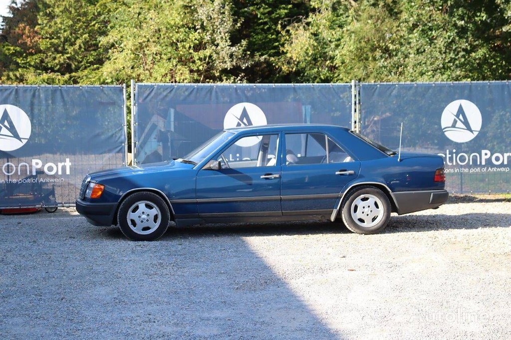 Prodaje se Mercedes-Benz 250 D sedan na aukciji