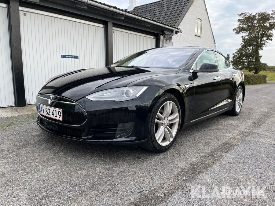 Prodaje se Tesla Model S 70 sedan na aukciji