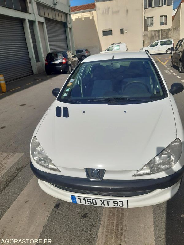 Prodaje se Peugeot 206 hečbek na aukciji