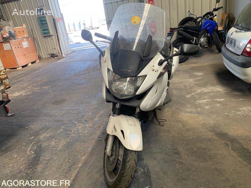 Prodaje se Honda NT700V motocikl na aukciji