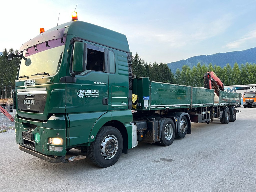 MAN TGX 26.440 6x2 + Flatbed semi trailer + Crane PK26002 tegljač + poluprikolica sa ravnom platformom