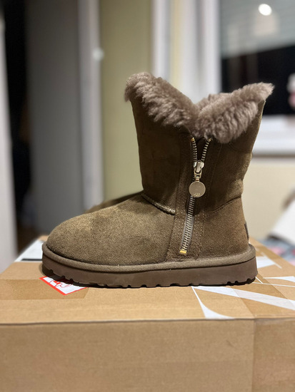 Prodajem original ugg cizme