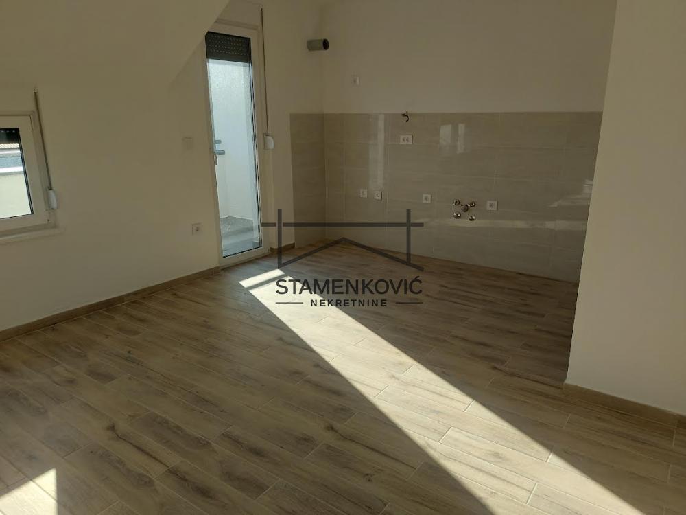 Prodaje se stan sa prelepom krovnom terasom od 70 m2 ID#6681 179.000 €