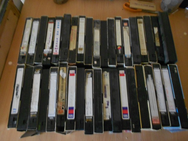 Lot 38 VHS starih kaseta: filmovi, utakmice, serije...