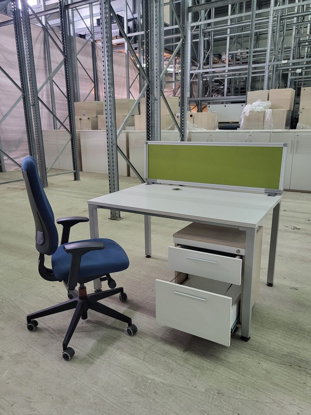 Kancelarijski komplet sastoji se od : steelcase stolice steelcase