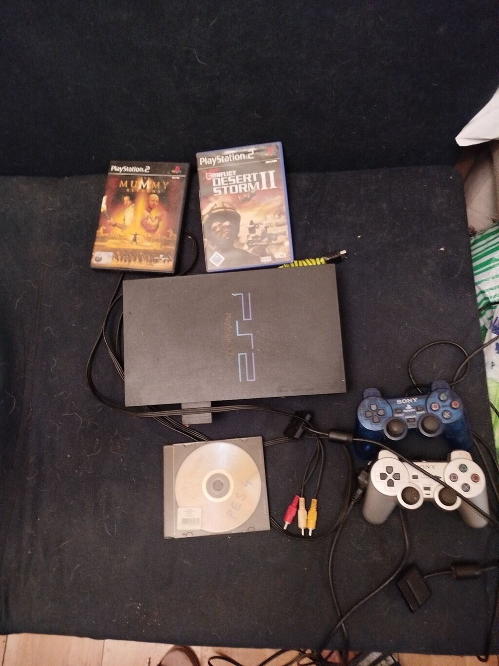 PS2,dobar,sa dzojsticima,crne boje prodajem