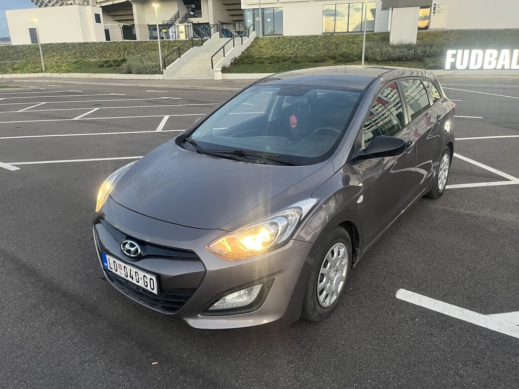 Hyundai i30: 1.4 l | 2013 г. Sedan