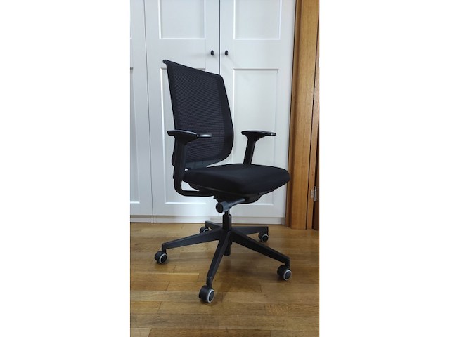 Radna ergonomska stolica Steelcase Reply Air Black