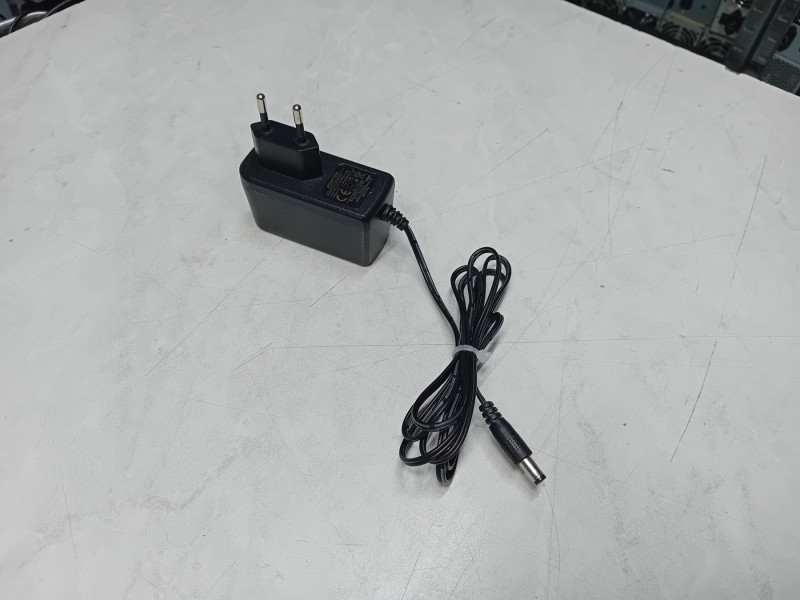 adapter 12v 1,5a 5,5x2,5 ispravan