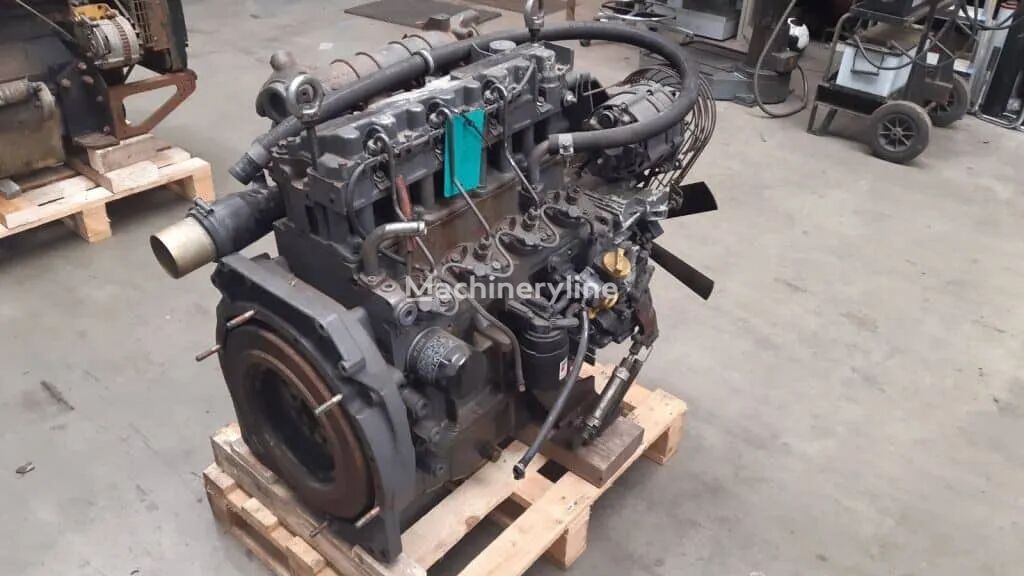 Motor za Deutz BF4M1011F recondiționat, montat pe palet, vedere laterală građevinske mašine