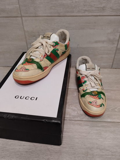 Gucci distressed strawberry patike