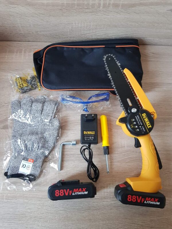 Dewalt Aku testera 88v sa rezervnim lancem i pribor