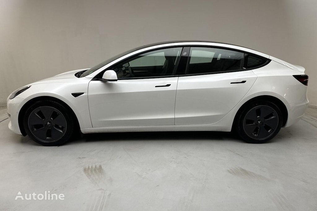 Prodaje se Tesla Model 3 sedan na aukciji