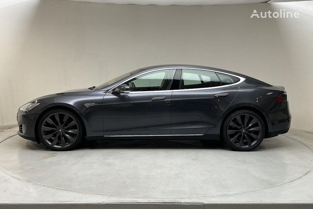 Prodaje se Tesla Model S sedan na aukciji