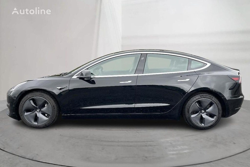 Prodaje se Tesla Model 3 sedan na aukciji