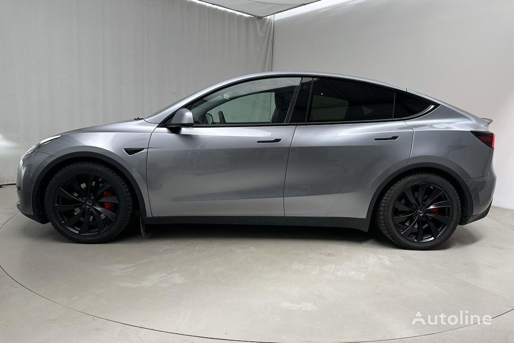 Prodaje se Tesla Model Y hečbek na aukciji