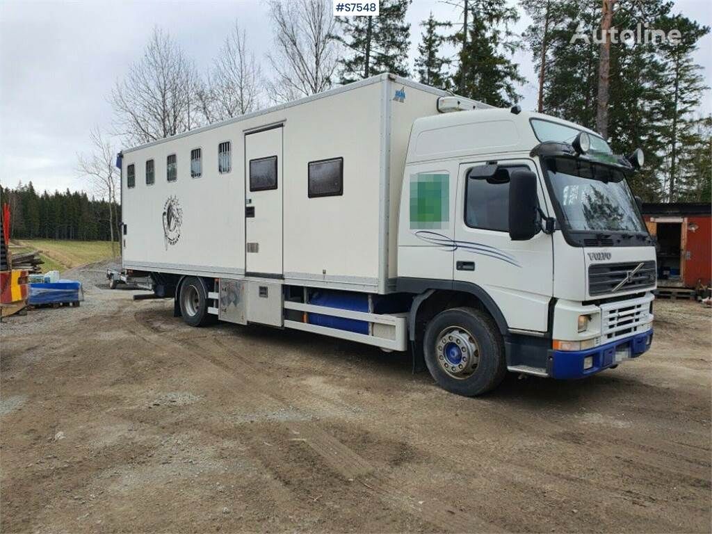 Volvo FM7 vozilo za prevoz konja