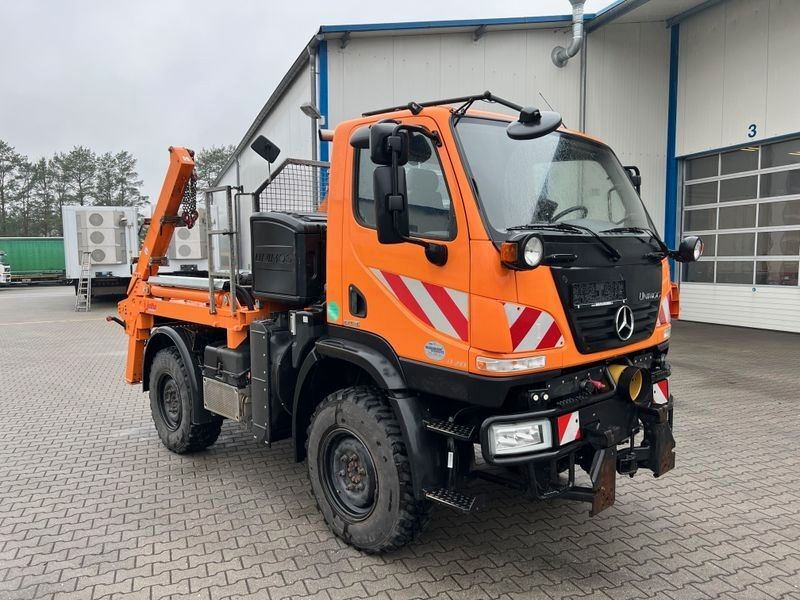 Mercedes-Benz Unimog U 20 4x4 Skip loader kamion autopodizač kontejnera