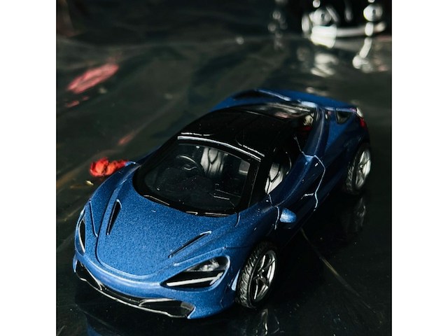 1:36 McLaren 720S plavi