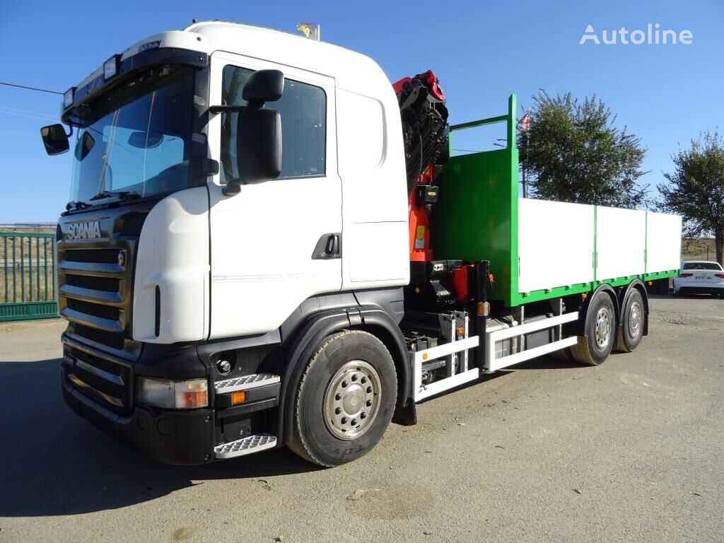 Scania R 440 kamion s ravnom platformom