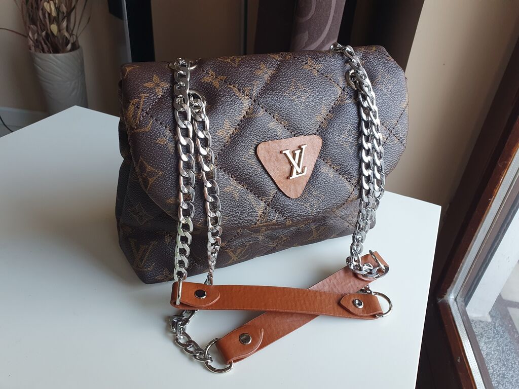 Elegantna torbica, Louis Vuitton, Materijal: Veštačka koža