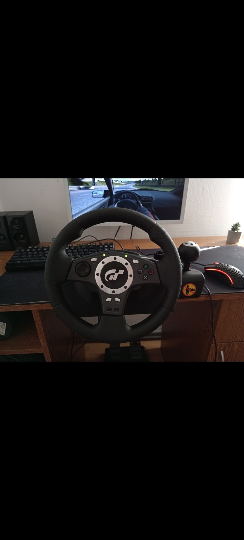 Prodajem Logitech driving force pro volan za PS3/PC. Volan ima 900°