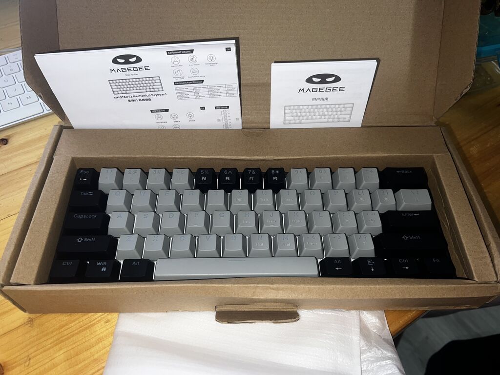 Mehanička MAGEGEE tastatura MK-STAR61 NOVO Ima RGB svetla,samo žičana